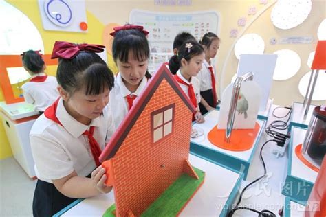 江苏徐州：科普馆里学爱眼 人民图片网