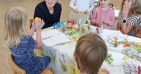 Bildungsministerin Dr Stefanie Hubig Experimentiert Mit Kindern Am