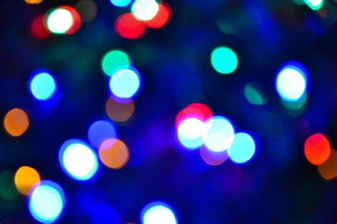 Bokeh 크리스마스 조명입니다 휴일 배경입니다 화 환 반짝임 초점이 맞지 않는 반짝임 축제 새해 배경입니다 깜박입니다 카니발