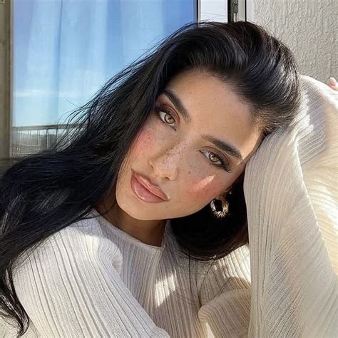 Annie Minimal Designer Ux Annie Threads Say More