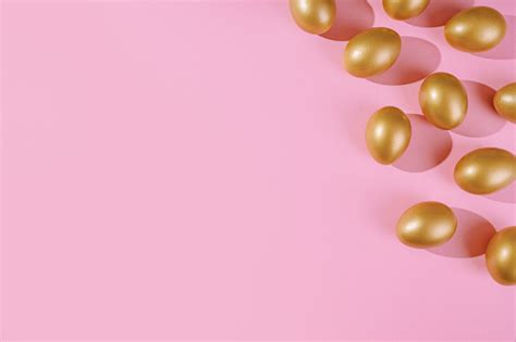 계란은 흰색 배경에 금색과 검은색으로 칠해져 있습니다 텍스트를 위한 복사 공간이 있는 최소 부활절 개념 0명에 대한 스톡 사진