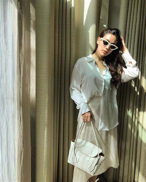 20 ไอเดีย แฟชั่นแต่งตัวไปทำบุญ ต้อนรับปีใหม่ 2021 สวย เก๋ ดูแพง แถมสุภาพเรียบร้อย The Bangkok