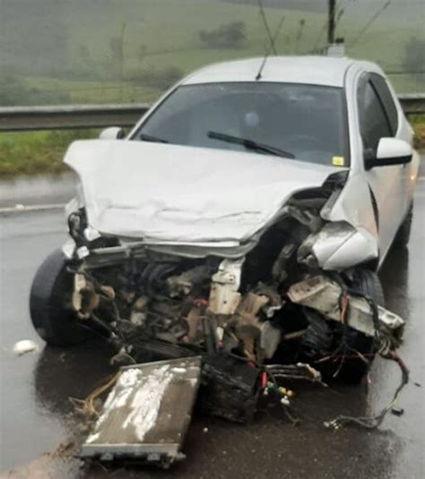 Carro roda na pista e colide em mureta de proteção na SC 108