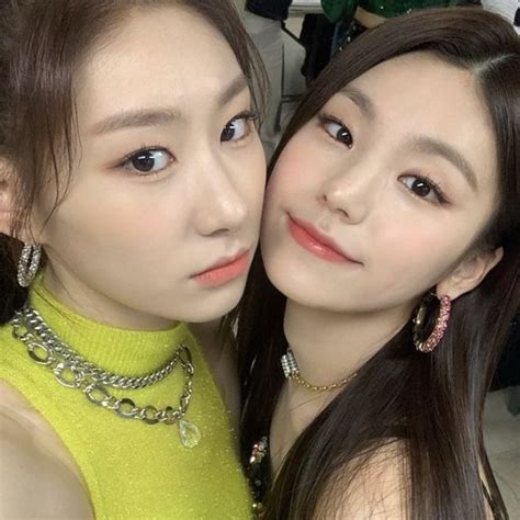 Chaerji Itzy Ship Selca Yeji Chaeryeong Kpop Girl Groups Korean Girl