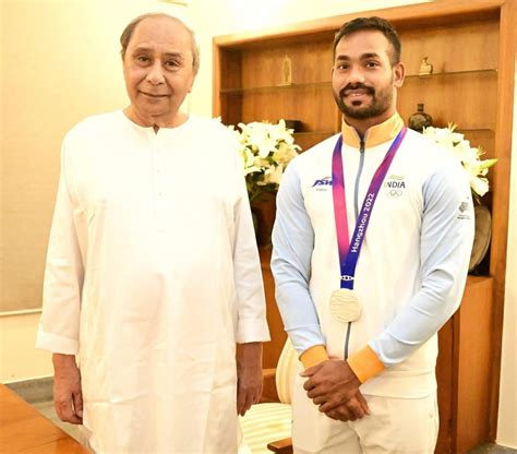 Cm Naveen Patnaik Felicitates Odisha Javelin Star With A Cash Prize Of Rs 1 5 Cr