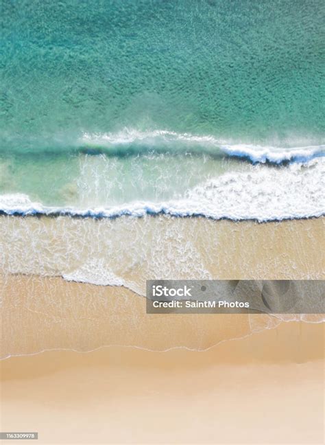 파도 해안과 푸른 청록색 파라다이스 휴가 바다 측의 아름다운 전망과 모래에 외로운 해변에서 걷는 남자의 공중 0명에 대한 스톡