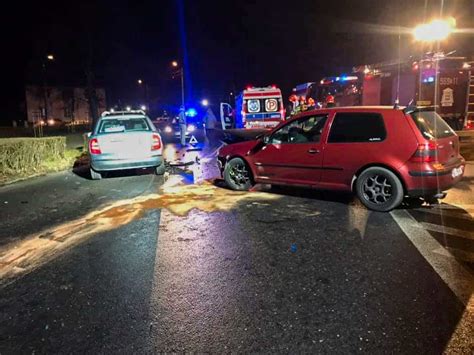 Czołowe zderzenie dwóch pojazdów w Rudach Jedna osoba w szpitalu ZDJĘCIA