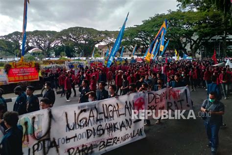 Mahasiswa Malang Demo Tolak Uu Ciptaker Merugikan Buruh Republika