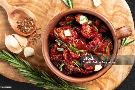 올리브 나무 도마에 점토 그릇에 마늘 로즈마리 향신료를 곁들인 햇볕에 말린 토마토 상단 전망 플랫 레이 건강한 식생활에 대한 스톡 사진 및 기타 이미지 Istock