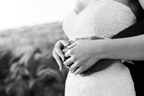 숲 벨트에서 산책하는 남자와 여자를 사랑하는 커플 2명에 대한 스톡 사진 및 기타 이미지 2명 남자 낮 Istock