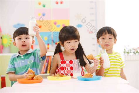 幼儿园儿童在吃早餐瓶子写实摄影图片 包图网企业站