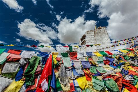 Namgyal 언덕의 절벽에있는 승리의 요새 Tsemo의 폐허와 불교 만트라가 쓰여진 화려한 불교기도 깃발 레 라다크 잠무