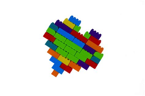 고립 된 흰색 배경 앞에서 다양한 색상의 빌딩 블록으로 만든 하트 모양 3차원 형태에 대한 스톡 사진 및 기타 이미지 3차원 형태 개념 건물 외관 Istock