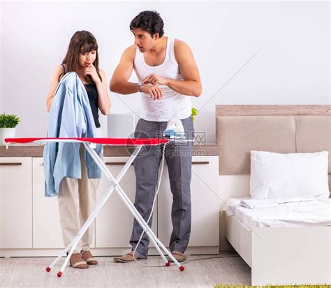 年轻女为丈夫熨烫高清图片下载 正版图片503474812 摄图网