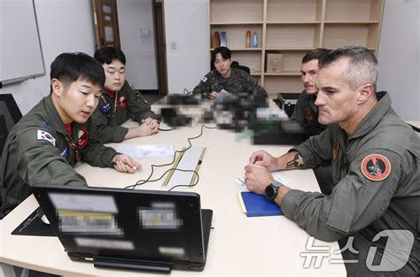 편조별 브리핑 하는 한미연합공중훈련 조종사들 뉴스1