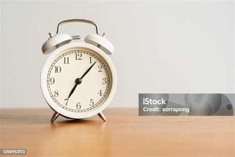 복사 공간 갈색 나무 책상과 크림 벽지 질감 배경에 흰색 알람 시계 0명에 대한 스톡 사진 및 기타 이미지 0명 가정 생활