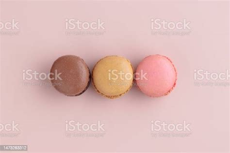 분홍색 배경에 세 개의 파스텔 컬러 마카롱 화려한 프랑스 쿠키 패턴 3월 8일 세계 여성의 날 발렌타인 데이 선물 0명에 대한 스톡 사진 및 기타 이미지 Istock
