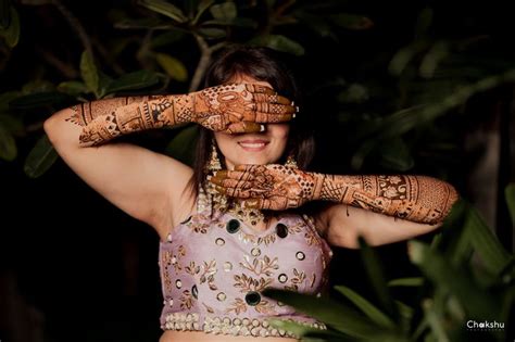Mehendi Cute Bride Mehendi Designs Mehendi Poses Chakshu Photography And Films