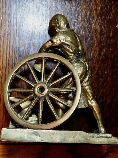 Vintage Nvb British Made Brass Statue Wheelwright Blacksmith Wagon Wheel • Antiche Curiosità