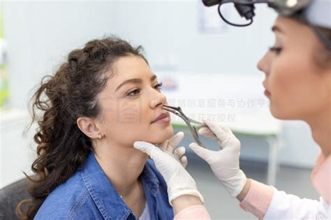 鼻窦炎高清图片 耳鼻喉科概念 耳鼻喉科医生在医院用耳镜检查病人的鼻子 鼻塞鼻窦炎过敏概念 医疗健康免费下载格式编号51506432 千图网