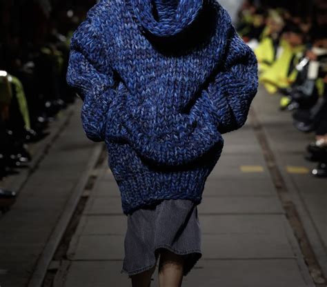 Як носити джинсову спідницю пізньої осені Читайте на Ukr Net