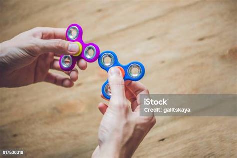 나무 배경 위에 손 회전자 또는 피 젯 회전자를 들고 남자 손 0명에 대한 스톡 사진 및 기타 이미지 0명 강철 공 스포츠 장비 Istock