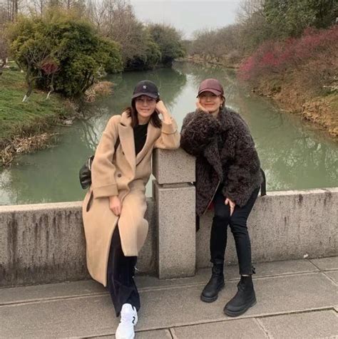 45岁马伊琍与闺蜜素颜同框，小鸟腿超抢镜，散步似走秀不输超模 禁闻网