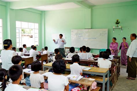 မကွေးတိုင်းဒေသကြီးဝန်ကြီးချုပ် ဦးတင့်လွင် စကုမြို့ စက်မှု၊ စိုက်ပျိုး၊ မွေးမြူရေး အထက်တန်းကျောင