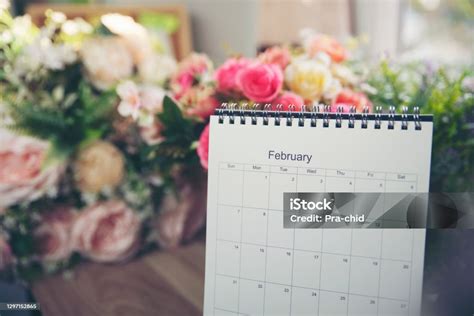 2021 플래너 및 주최자를위한 캘린더 데스크는 매일 약속을 계획하고 미리 알림 회의 의제 일정 시간표 및 결혼식 날의 관리