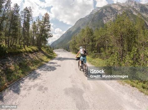 자전거 포장을 하는 여자는 다음 목적지로 가는 길을 따라 자전거를 탄다 자전거 타기에 대한 스톡 사진 및 기타 이미지 자전거 타기 30 34세 경관 Istock