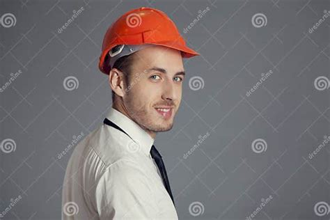 El Constructor Se Da Vuelta Y Sonríe Imagen De Archivo Imagen De Capataz Amarillo 185178837