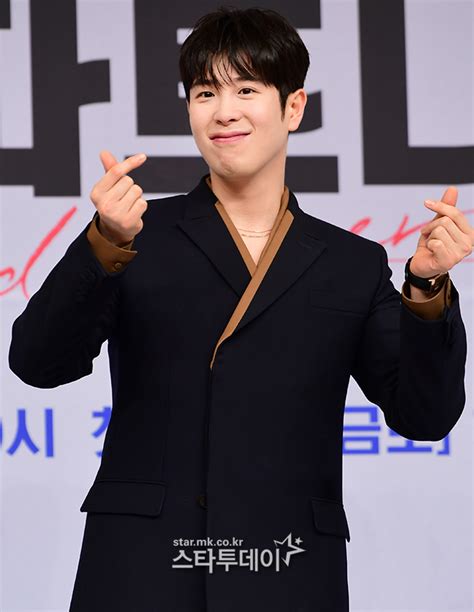 [포토] 표지훈 손하트로 다정히 스타투데이