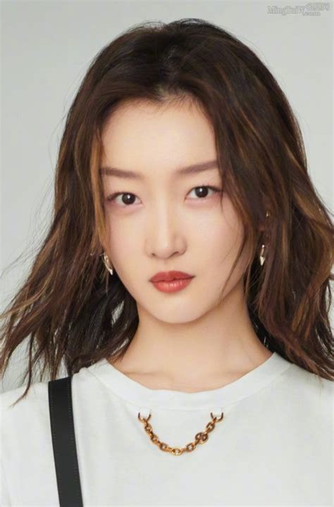 周冬雨穿路易威登archlight 高跟鞋坐在楼梯上翘二郎腿（44） 图片 名腿网