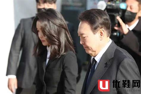 韩国总统夫妇齐亮相！吊唁梨泰院遇难者，50岁金建希穿黑色惊艳了 优鞋网