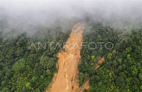 Bencana Tanah Longsor Di Serasan Antara Foto