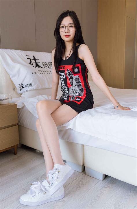 [袜啵啵]230期 小甜豆 两双高跟鞋、板鞋、油亮肉丝、油亮白丝、百威啤酒服 章鱼资源网