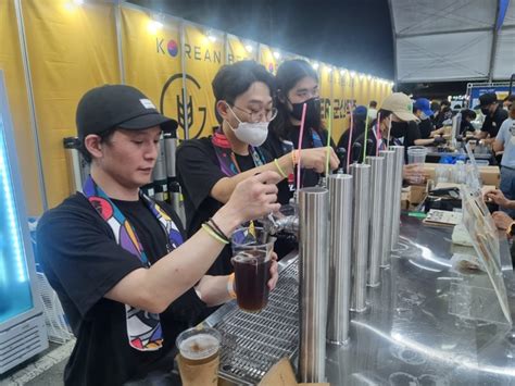 100 군산 보리로 만든 수제 맥주 축제 대성황 일회용품 배출 등은 ‘과제