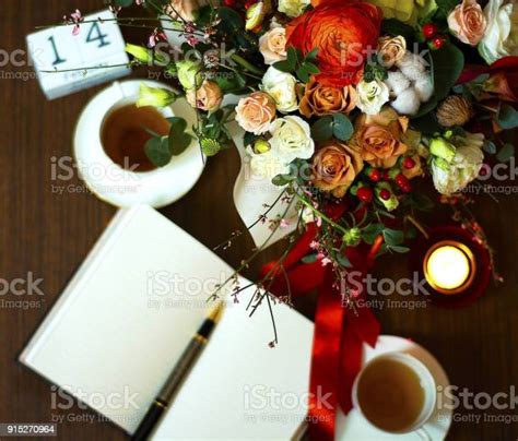 발렌타인 꽃 차 참고도 서 촛불 및 펜 컵 낭만적인 배경 나무 테이블 배경 위에 꽃다발입니다 복사 공간 배경 막입니다 텍스트에