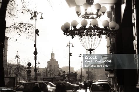 Kiev 우크라이나 11 월 4 2015 도시 거리에 알 수없는 사람들 레스토랑 입구의 샹들리에 키예프 수도와 우크라이나의 가장