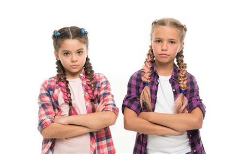 완벽한 머리를 가진 작은 소녀 아이들 어린 시절의 행복 우정과 자매애 어린이 날 학교로 돌아갑니다 작은 아이 패션 행복한 여동생들 아름다움과 패션 자신감 있는 학생 6 7