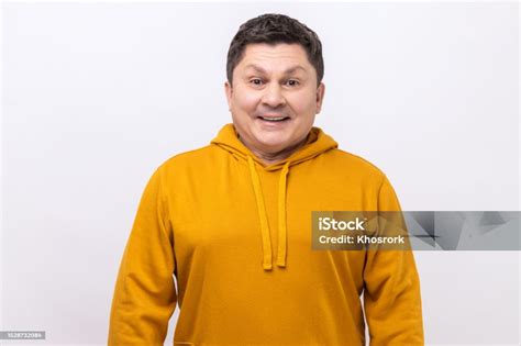 검은 머리를 한 중년 남자가 만족스러운 얼굴로 카메라를 바라보며 웃고 있다 50 54세에 대한 스톡 사진 및 기타 이미지