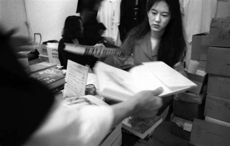 历史上的今天｜华裔女作家张纯如饮弹自杀 知乎