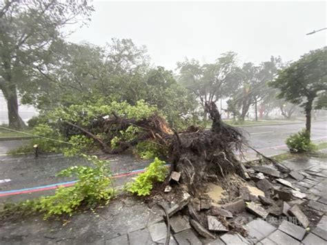 颱風山陀兒釀災 高雄牌樓貨櫃被吹倒、基隆土石流灌住家 生活 中央社 Cna