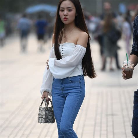 街拍：美女牛仔裤系列街拍牛牛仔裤新浪新闻