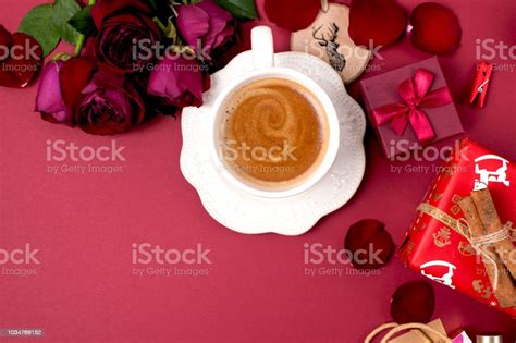 향기로운 커피와 빨간색 배경에 새 해 장식의 컵 장미 선물 및 크리스마스 놀라움입니다 최고의 볼 수 있습니다 프레임입니다