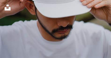 Foto Persona Con Camisa Blanca De Manga Larga Sosteniendo Sombrero