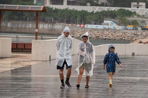 颱風蘇拉｜鯉魚門商戶提早關門堆沙包 居民商場貼膠紙戒備 圖輯 Am730