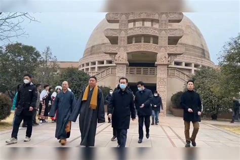 在保镖护卫下，王健林现身洛阳白马寺，五六十人簇拥，阵势有点大