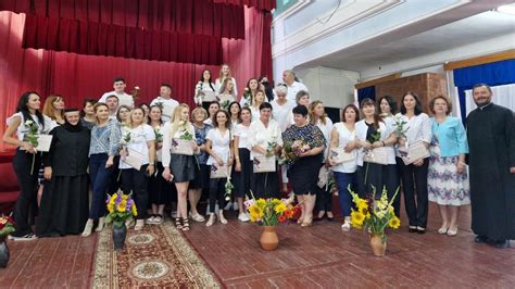 O nouă promoție a absolvit școala sanitară a Liceului Teologic din Roman Basilica ro