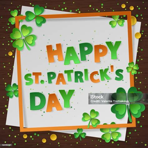 녹색 네 잎 클로버 먼지 색종이 금화 종이 주황색 프레임 및 흰색 스티커에 해피 성 패트릭의 날을 레터링한 카드 나무 배경에